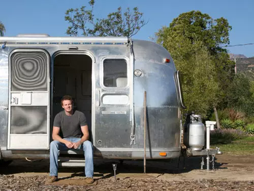 Vintage Airstream Isir Post Cozy fejn Tgħix u Taħdem