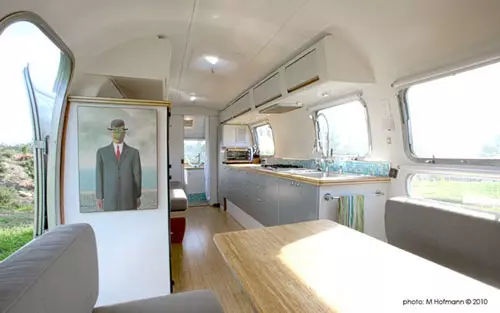 Vintage Airstream стає затишним місцем для життя та роботи 10118_2