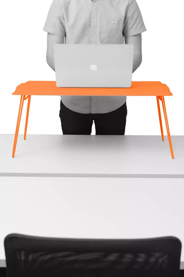 Booster Desk por Tristan Cannan