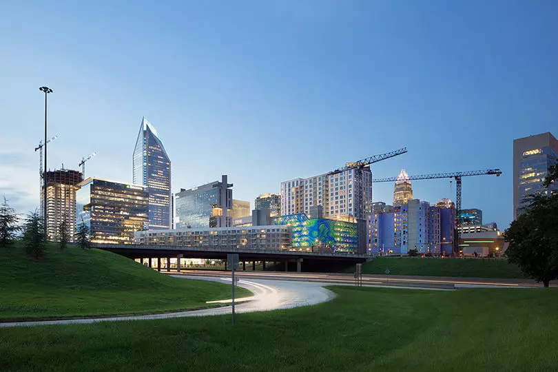 Wanderwall na-enwu ọkụ Skyline nke Charlotte 10887_13