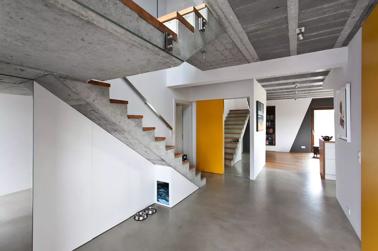 Cool Grey meets Happy Yellow an dësem Wénkel Interieur