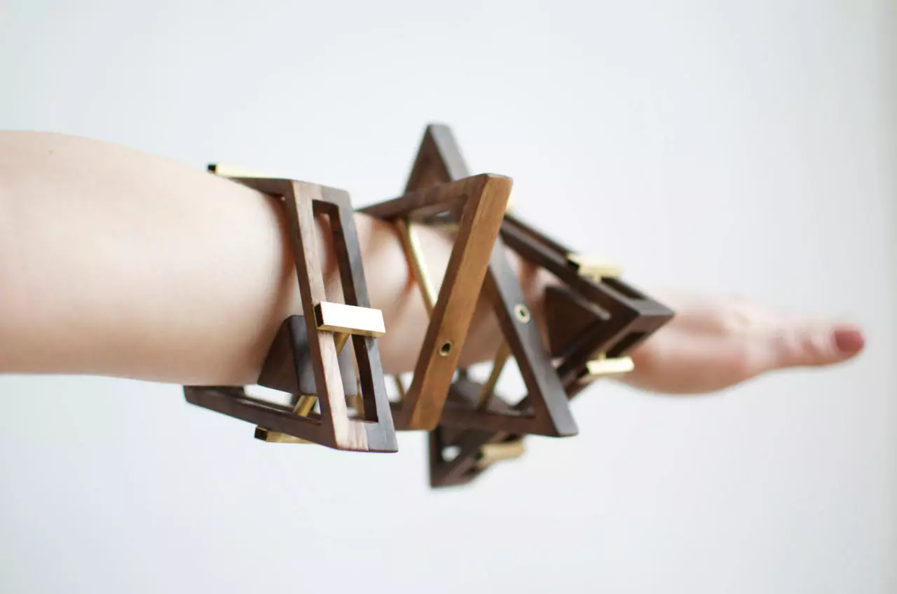 Sticks+Stones Walnut & Brass Jewelry ໂດຍ Simone Ferkul - Design Milk