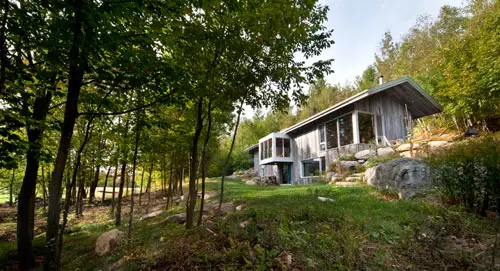 Wood-Covered Home in the Woods av Blouin Tardif Architecture 16195_1