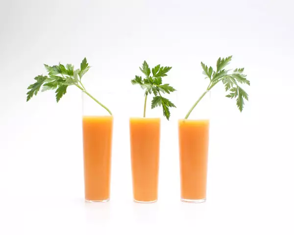 Yingcamla--Pinch-carrot_cocktail