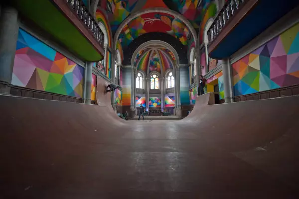 Gereja Tua Menjadi Surganya Pemain Skateboard - Susu Desain