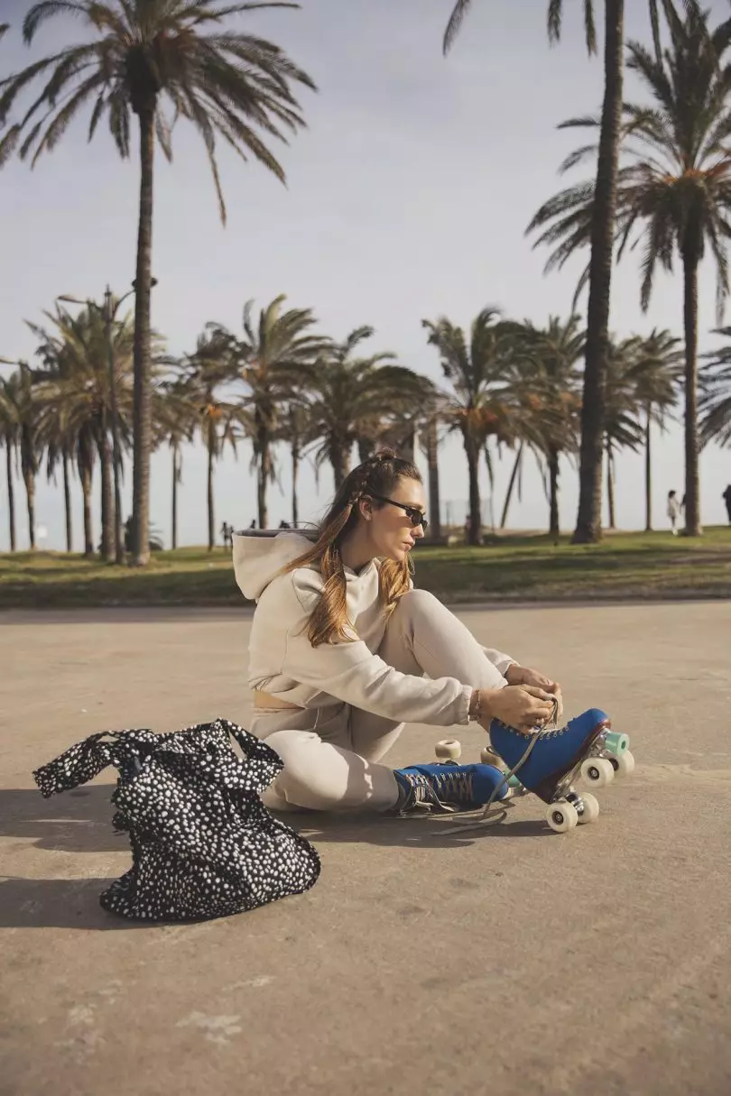 ragazza sui pattini a rotelle con una borsa