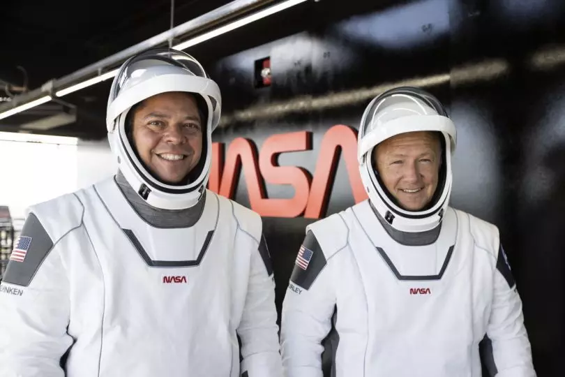 SpaceX Spacesuit Design පැළඳ සිටින මිනිසුන් දෙදෙනෙක්