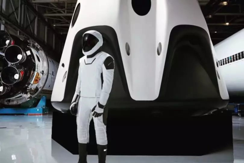 SpaceX Spacesuit Diseinua soinean daraman espazio-ontziaren aurrean dagoen pertsona