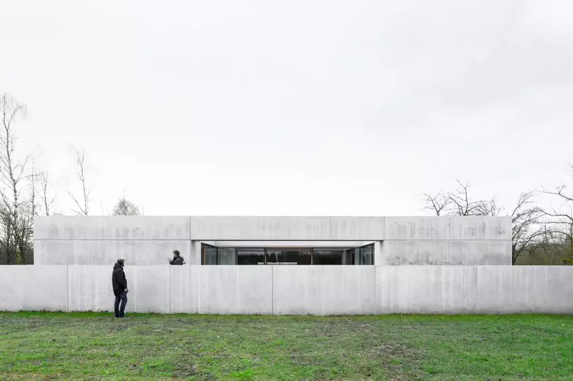 Una casa de atrio que es un estudio de cerámica y una casa familiar en uno