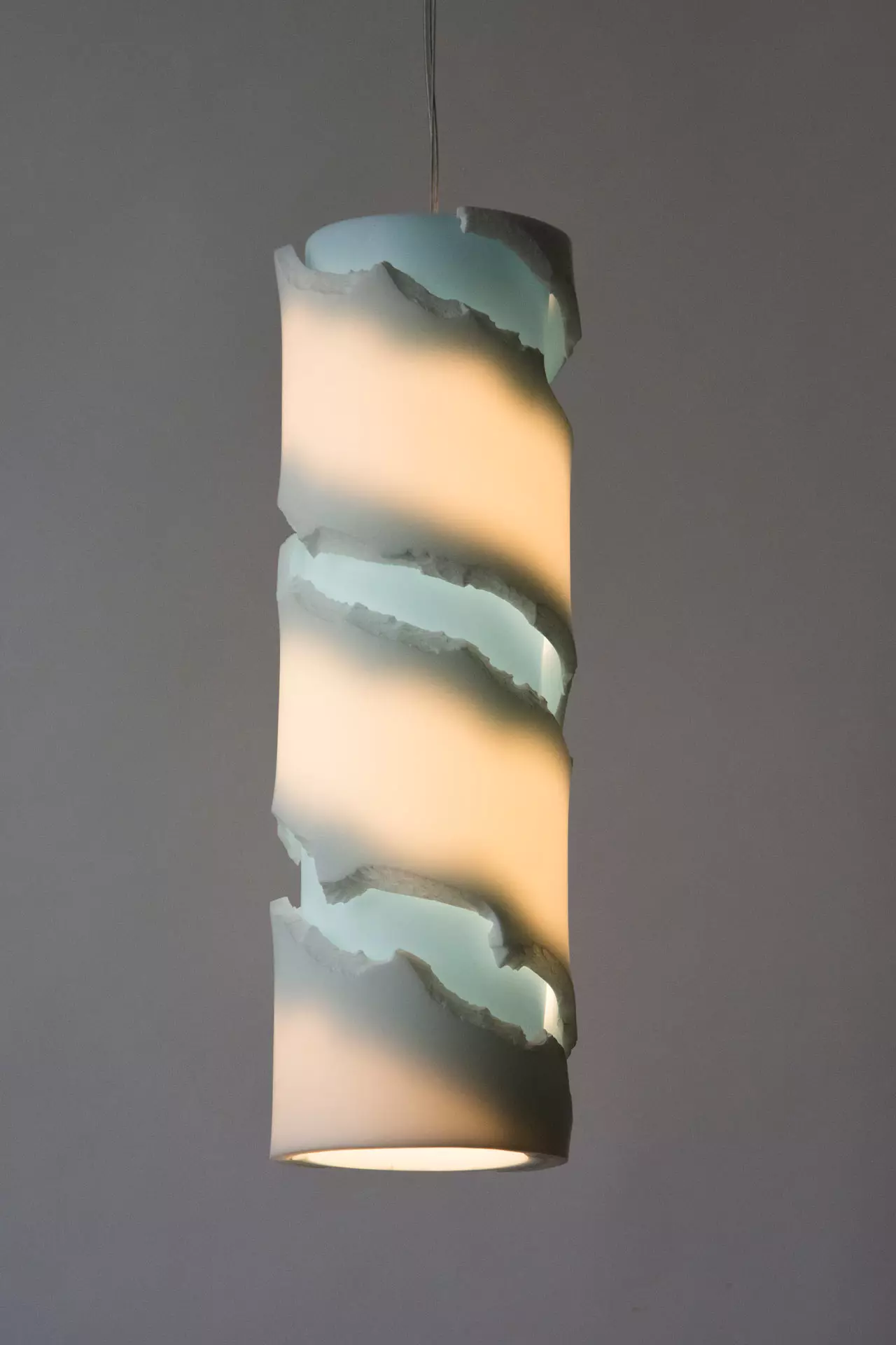 Studio Floris Wubben skep die Crystal Twist Lighting-versameling uit akrielsteen