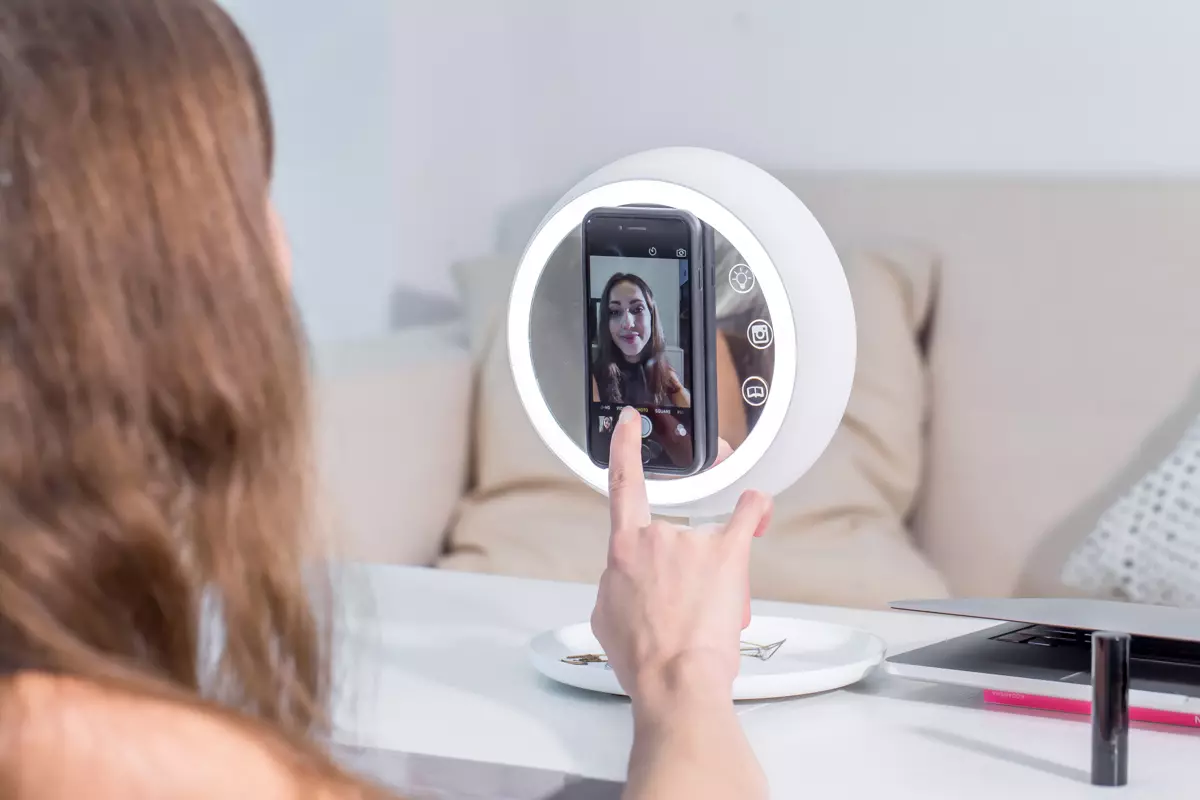 Die JUNO Smart Mirror maak dit maklik om perfekte selfies te neem