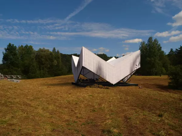 Een hoekig paviljoen voor buitenevenementen in Letland