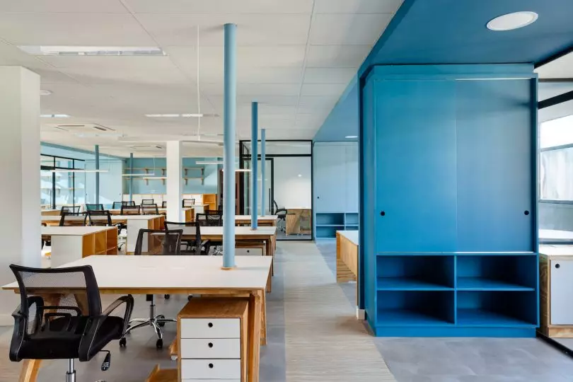 kantor modern biru