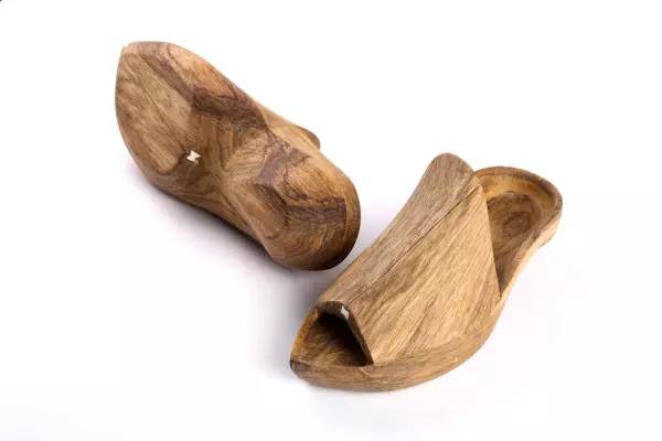 Hang It: Wooden Shoes vum Tal Weinreb