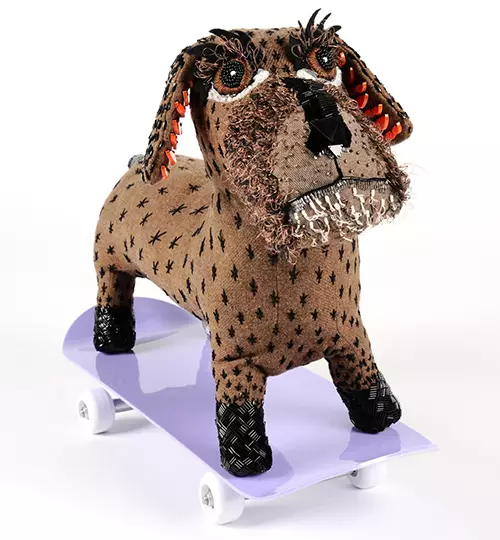 Nkịta ọgbara ọhụrụ: 3D Textile Dog Sculpture nke Tabitha Cottrell dere