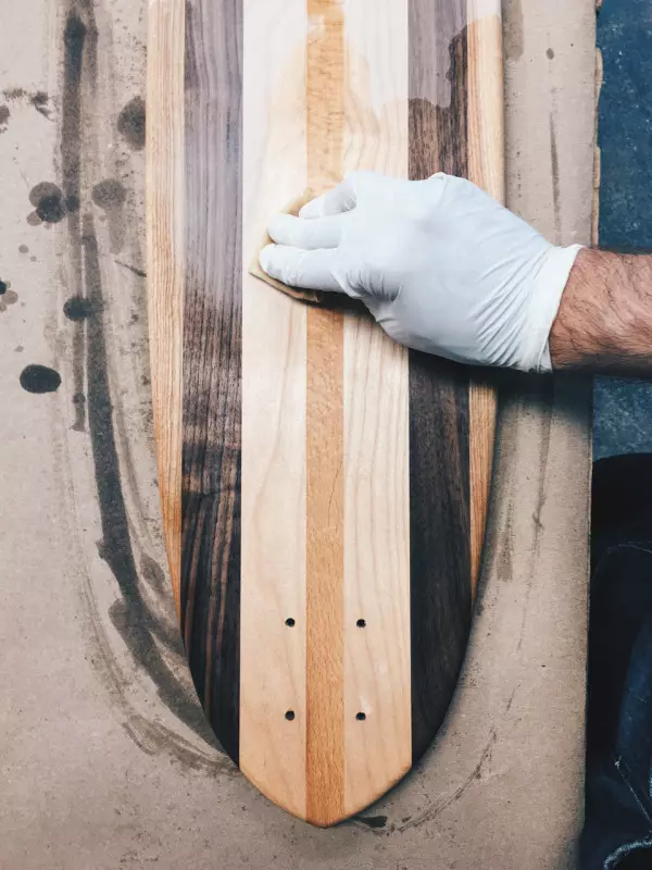 Decon-Side-Project-Skateboard-16_Handvarnishing