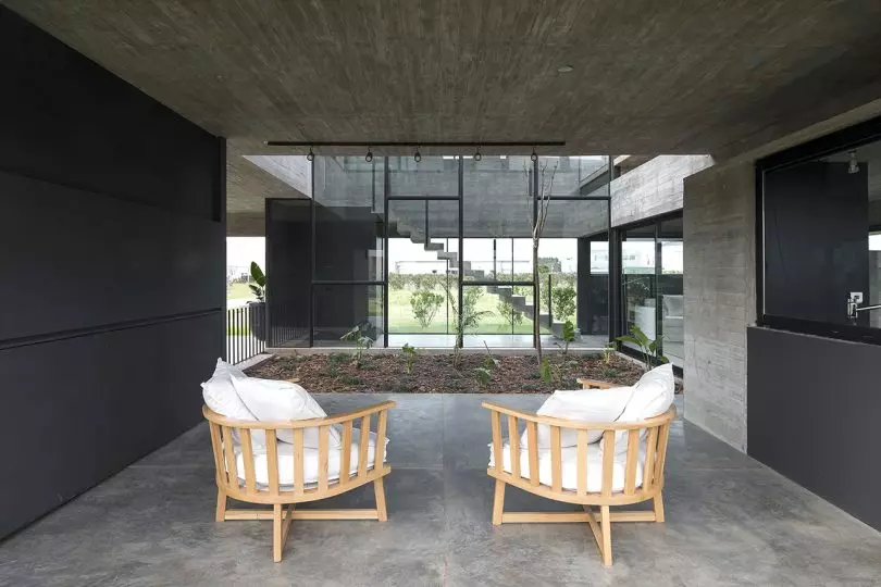 Casa Castaños: Eleganten betonski dom z zračnimi detajli 5898_8