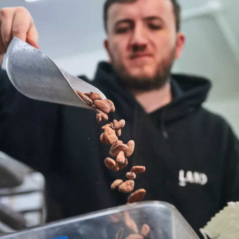 Bean to Bar - Téigh in aithne ar cheannródaí seacláide de thionscnamh aonair Londain