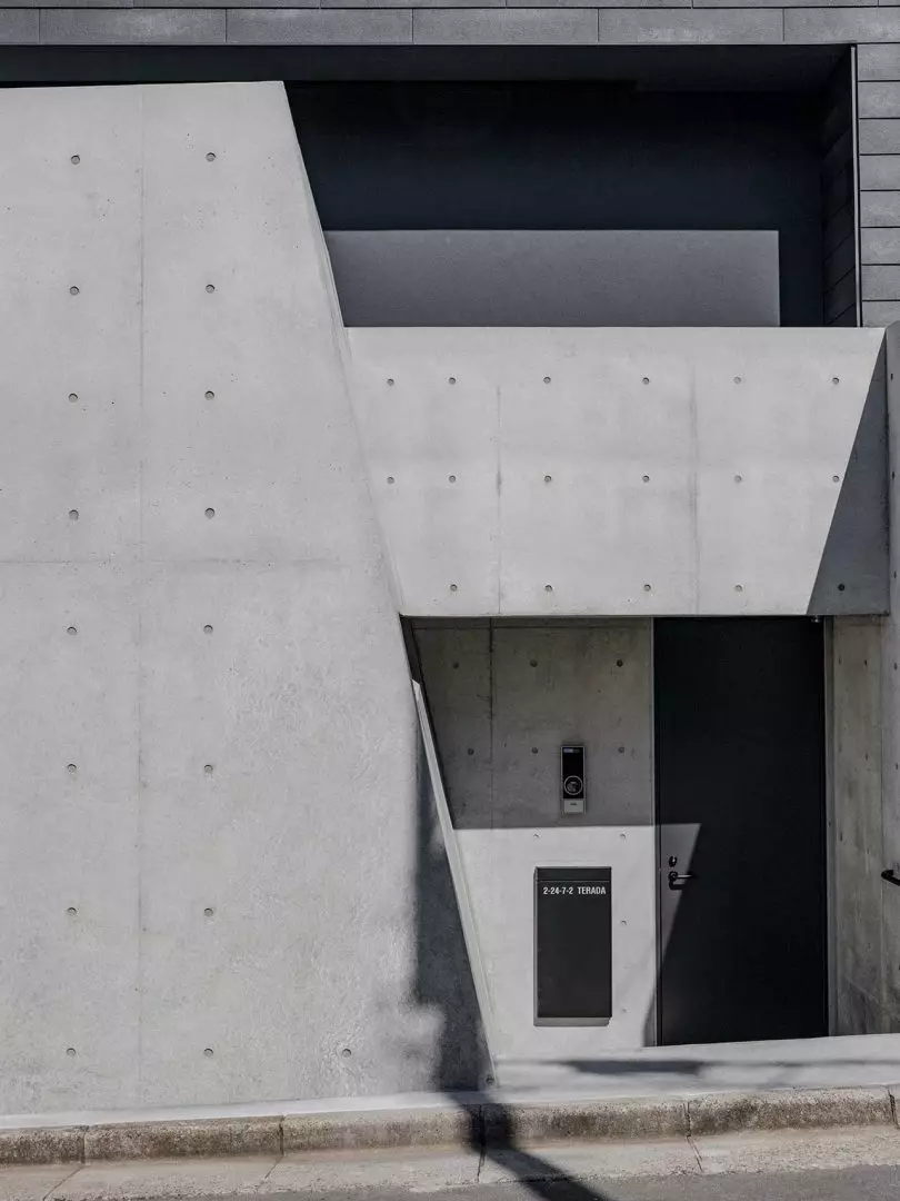 Una facciata in cemento nasconde un interno colorato e futuristico di una casa a Tokyo