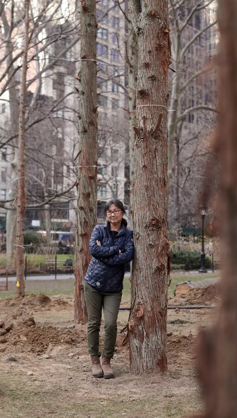 Maya Lin anasimama ndani ya Ghost Forest