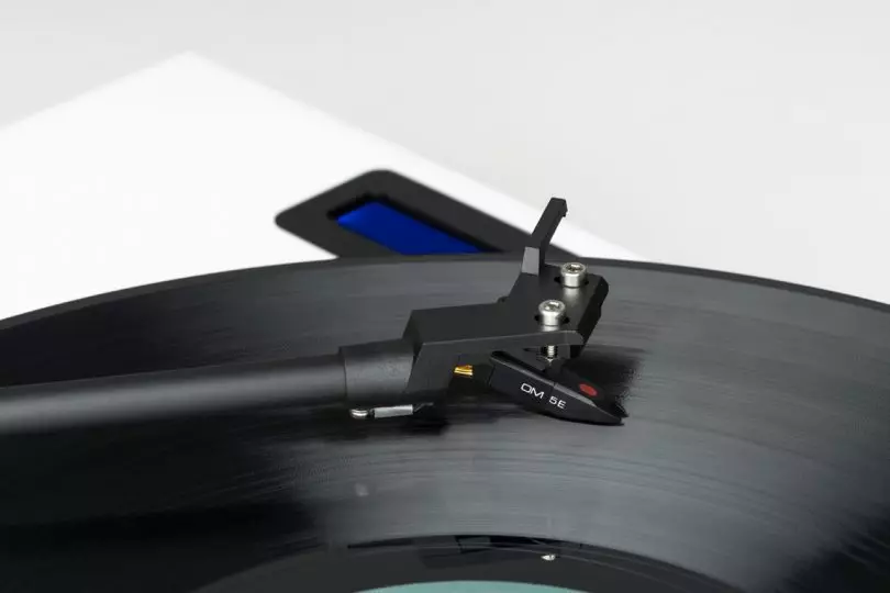 Pro-Ject Juke Box E HiFi-setti on analoginen äänen kanssa