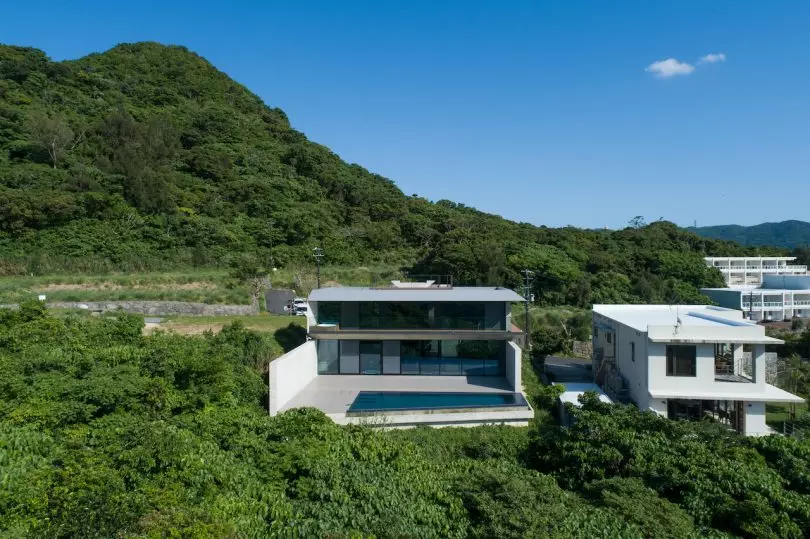 Infinity គឺជាផ្ទះចុងសប្តាហ៍ Hilltop ដោយ Apollo Architects & Associates