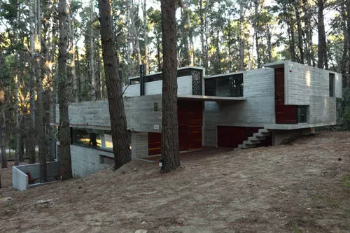 Uma casa de concreto com muitos níveis por BAK Arquitectos