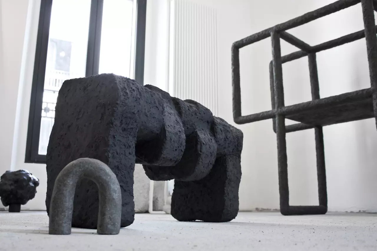 Stine Mikkelsenの堅固な層は、家具の一部であり、彫刻の一部です