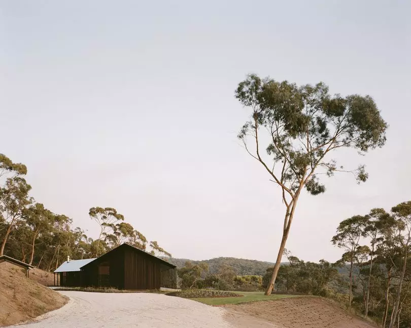 Een compact modern huis genesteld in het Australische Bushland