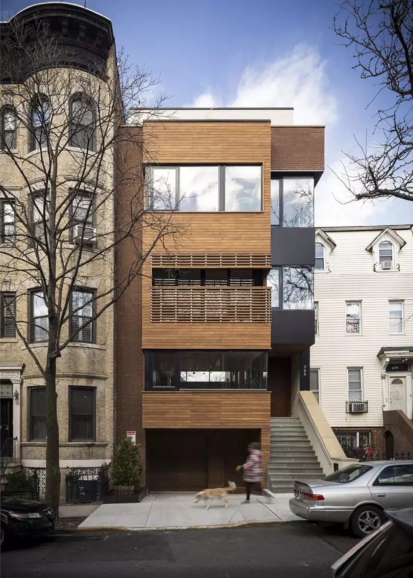 Yon Townhouse Brooklyn an kontak ak lanati