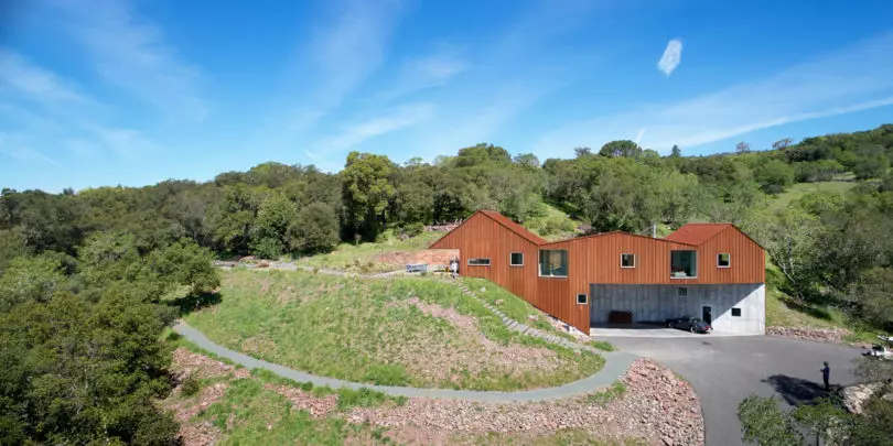 Una casa arrugginita a tre tetti a Sonoma, in California