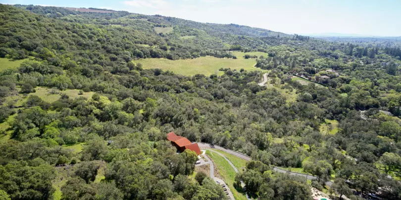 Una casa arrugginita a tre tetti a Sonoma, in California 951_5