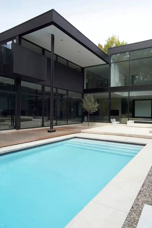 Casa familiar moderna en branco e negro en Canadá de Guido Costantino